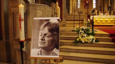 Hommage à Claude François : sa famille et ses clodettes présents ...