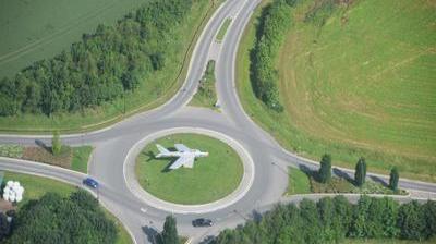 L’avion replacé sur le rond-point de la Barrière Luc ce jeudi! - sudinfo.be