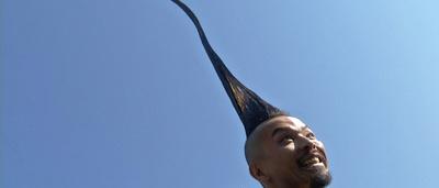 Un homme s’affiche avec une crête de cheveux haute de plus d’un mètre ...