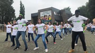 Un haka géant dans la cour de l’Athénée à Welkenraedt - sudinfo.be