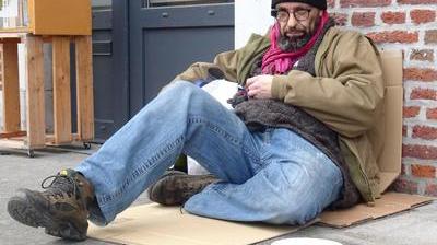 Région hutoise: des photos de SDF collées à côté des politiques ...