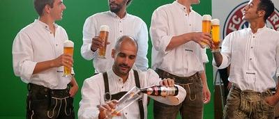 Pep Guardiola en costume traditionnel bavarois avec Dante et Van Buyten ...