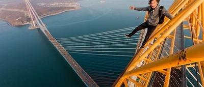 Trois jeunes Russes escaladent l’un des ponts les plus hauts au monde ...
