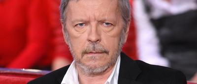 Ecoutez la voix rauque et un peu chevrotante de Renaud, qui annonce son ...