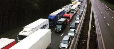 Un camion perd son chargement sur la E411 à Loyers: gros embarras de circulation sur l’autoroute ...