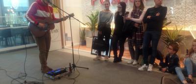 Mattéo Terzi, finaliste de The Voice, à Rive Gauche (vidéo) - sudinfo.be