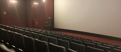 Des centaines de déchets trainent en-dessous des sièges du Kihuy ...