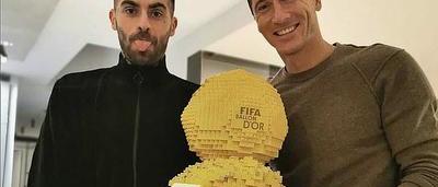 Robert Lewandowski reçoit son Ballon d’Or…en LEGO! - sudinfo.be